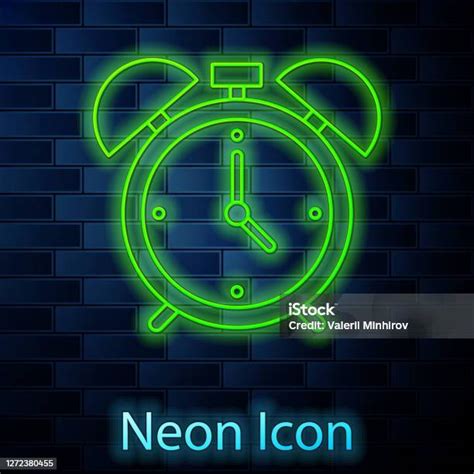 벽돌 벽 배경에 격리 빛나는 네온 라인 알람 시계 아이콘 일어나 개념을 얻을 시간 기호입니다 벡터 2 위 상 종류에 대한 스톡 벡터 아트 및 기타 이미지 Istock