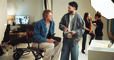 사진작가와 스튜디오에서 태블릿을 들고 사람들과 이야기를 나누며 편집 소프트웨어 사진 촬영 제작을 할 수 있습니다 카메라 크리에이티브 디렉터 및 잡지 카탈로그 사진 또는