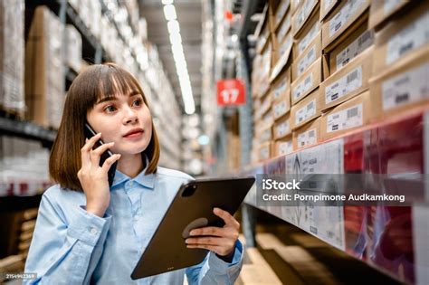 스마트폰과 디지털 태블릿을 활용한 창고 작업자를 활용한 대형창고 재고 확인 스마트 창고 관리 시스템 공급망 및 물류 네트워크 기술 개념 창고에 대한 스톡 사진 및 기타