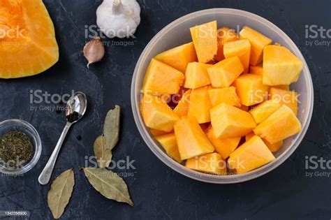 그릇에 호박 조각 후추 마늘 베이 잎과 백리향 위에서 보기 수평 방향 클로즈업 가을에 대한 스톡 사진 및 기타 이미지 가을 건강한 식생활 노랑 Istock