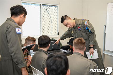 연합 편대비행 나선 한 호주 조종사들 뉴스1