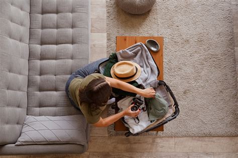 휴가 여행을위한 여행 가방 준비 젊은 여자가 소파에 수하물에 옷과 물건을 확인합니다 위에서 보기 30 34세에 대한 스톡 사진 및 기타 이미지 Istock