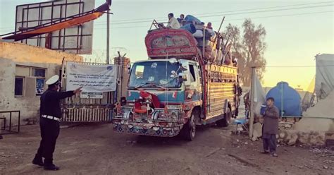 پاکستان تا اکنون بیش از ٢٢٠ هزار مهاجر به افغانستان بازگشته‌اند