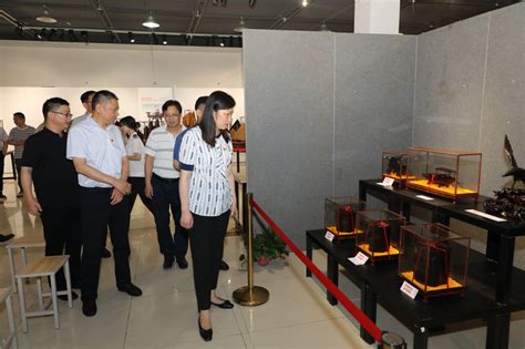 主题教育学校举办非遗技艺弘扬航海文化 精雕细刻践行工匠精神主题木雕船模作品展