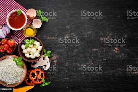피자를 만들기 위한 재료입니다 에 나무 배경 최고의 볼 수 있습니다 텍스트에 대 한 여유 공간입니다 0명에 대한 스톡 사진 및 기타 이미지 Istock