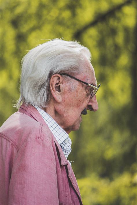 Безкоштовна картинка люди похилого віку Старий старший пенсіонер вид збоку портрет