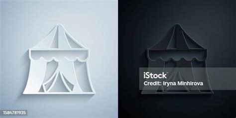 종이 컷 서커스 텐트 아이콘은 회색과 검은색 배경에 분리되어 있다 카니발 캠핑 텐트 놀이 공원 종이 아트 스타일 벡터 3차원 형태에 대한 스톡 벡터 아트 및 기타 이미지
