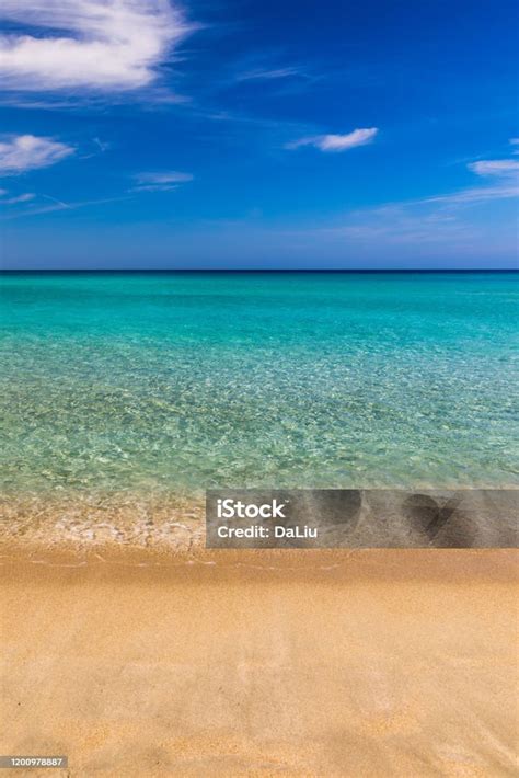 하늘과 여유 공간이있는 노란색 따뜻한 모래와 여름 바다 바다 모래 하늘과 여름 날 여름 날 해변과 바다 여행 개념 휴가 및 휴식 여름 모래 해변과 바다 배경입니다 0명에