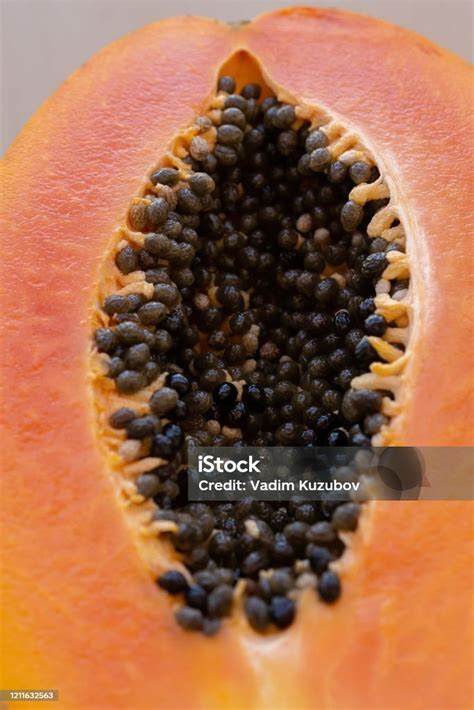 고립 된 나무 빛 배경에 검은 씨앗과 잘라 형태로 오렌지 색상의 열대 파파야 과일 클로즈업 생 과일 건강 식품 다이어트 채식주의와 채식주의 0명에 대한 스톡 사진 및 기타