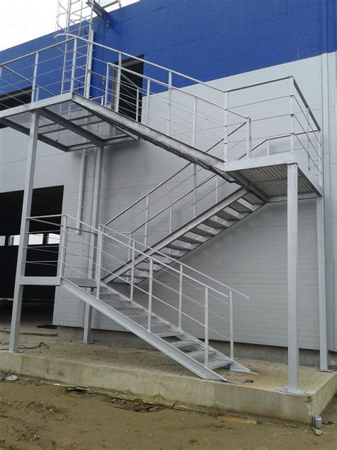 Наружная лестница 3 типа заказать изготовление и монтаж у завода металлоконструкции Арес по