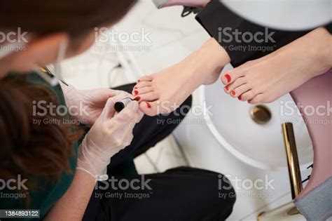 페디큐어는 미용실에서 여성 발톱에 매니큐어를 적용합니다 페디큐어에 대한 스톡 사진 및 기타 이미지 페디큐어 매니큐어 미용술