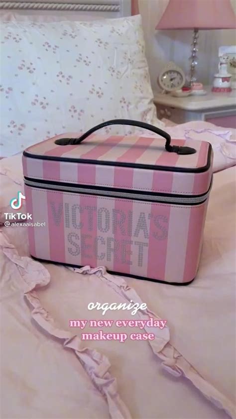 Идеи на тему «hello Kitty 🧚🏻‍♀️ 110 прямые черные волосы инструменты для ухода за кожей