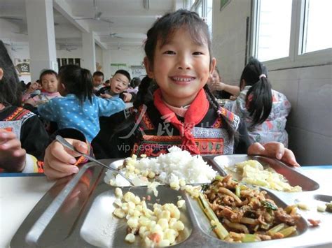 四川屏山：彝族学生乐享营养午餐 人民图片网