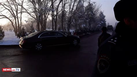 ՈւՂԻՂ Իշխանական վերնախավը Եռաբլուրում է մեծ թվով ոստիկաններ կան Youtube