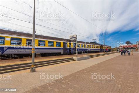 승객과 기차는 중앙 역 리가 라트비아에서 플랫폼에 있습니다 건물 외관에 대한 스톡 사진 및 기타 이미지 건물 외관 건축
