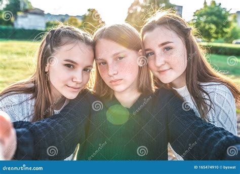 Tres Niñas Escolares Adolescentes De 13 A 15 Años Ciudad De Verano De