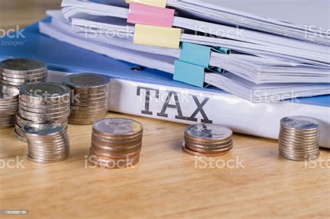 폴더 세금 문서 및 동전의 스택 개념 연간 세금 지불 작업 사무실에서 0명에 대한 스톡 사진 및 기타 이미지 0명 개념 개념과 주제 Istock