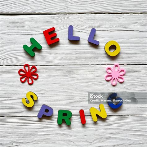 흰색 나무 배경에 단어 안녕하세요 봄과 여러 가지 색상의 나무 꽃을 구성하는 여러 가지 색상의 나무 편지 맨 위 보기 밝은 봄 배경입니다 0명에 대한 스톡 사진 및 기타