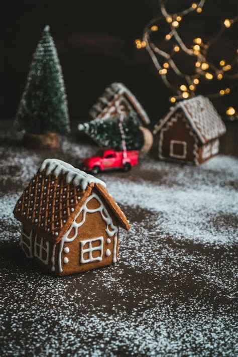 겨울 겨울 동화나라 기발한 눈 눈이 내리는 단 것 디오라마 러스틱 모델 미니어처 베이킹 볼릭 빨간 차 사탕 설탕 설탕 가루 소나무 소형차