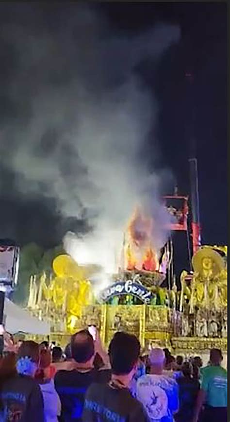 El Dram Tico Momento En Que Se Prende Fuego Una Carroza En El Carnaval De R O De Janeiro Infobae