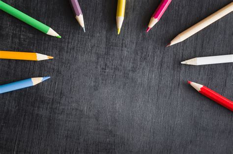 컬러 연필 어두운 테이블에 예술 개념입니다 최고의 볼 수 있습니다 텍스트 또는 검은 바탕에 그림에 대 한 빈 장소 개념에 대한 스톡 사진 및 기타 이미지 Istock