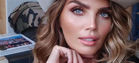 Kim Feenstra Maakt Instagram Volgers Wild Met Foto In Lingerie