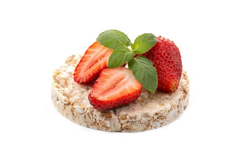 딸기로 장식된 민트 잎으로 장식된 아침 식사 조각 의 형태로 통풍이 좋은 오트밀 식이 건강 식품 0명에 대한 스톡 사진 및 기타