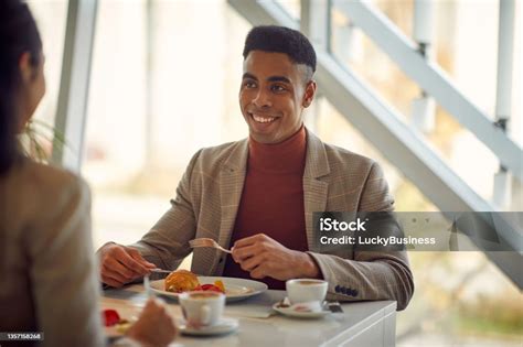 사무실 식당에서 점심을 먹는 아프리카계 미국인 사업가 아침 식사에 대한 스톡 사진 및 기타 이미지 아침 식사 아프리카계 미국 민족 점심 Istock