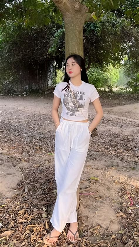 ឃុននារី ចង់ដើរលេងដែរតែខ្វះគ្នា 😞 Facebook