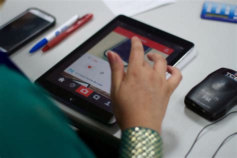 무료 이미지 스마트 폰 과학 기술 손가락 간단한 기계 장치 휴대 전화 전자 제품 Udgagora 멀티미디어 컴퓨터 키보드 전자 기기 개인용 컴퓨터