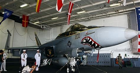 미 항공모함 격납고