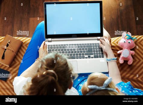 Mutter Und Tochter Sitzen Auf Dem Sofa Stockfotos Und Bilder Kaufen Alamy