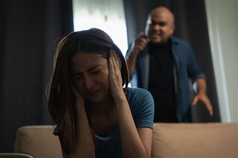 관계 문제 결혼 생활의 갈등 우울한 스트레스 폭력 젊은 부부 남자와 여자 말다툼은 집에서 소리를 지르며 싸운다 헤어지기로 결심하는 것은 이혼한다 괴롭힘 2명에 대한 스톡