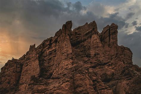 거친 지형 거친 질감 건조한 풍경 고대의 고양된 구름 낀 하늘 돌 락 부식 빛과 그림자 사막 경관 산 숨 막힐듯한 경치 실루엣 암반층 암석층
