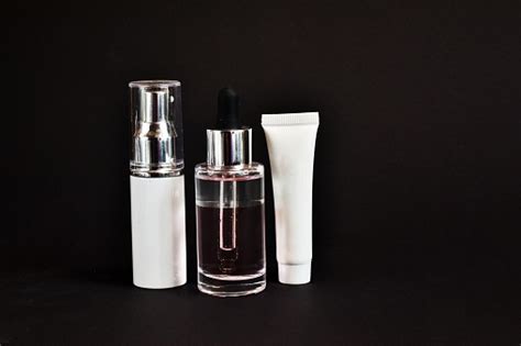 화장품용 화이트 튜브 크림 로션 치약 영양 또는 보습 마스크를 위한 빈 플라스틱 용기가 검은 색 배경에 있습니다 친환경 유기농 화장품 개념 복사 공간 0명에 대한 스톡 사진