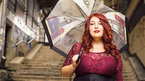 Помните ли пухкавата Пам Велидис от Ергенът Татуиран мъжага я гали по СНИМКА