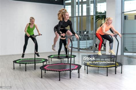 피트니스 소녀를위한 트램 폴린은 프로 스포츠에 종사하고 있습니다 건강한 라이프 스타일의 점프 트램폴린 여자 피트니스 체육관