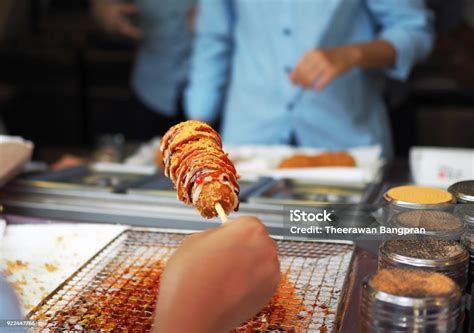 보유 핫도그 한국 스타일 깊은 튀긴 소시지 바베 큐 소스 케첩 겨자와 함께 가기와 박제 겉 껍질이 있는 밀가루 가루로 빻은에 대한 스톡 사진 및 기타 이미지 Istock