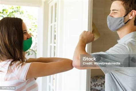 팔꿈치 부딪 충돌에 의해 인사하는 얼굴 마스크를 입고 백인 부부 팔꿈치에 대한 스톡 사진 및 기타 이미지 팔꿈치 피스트