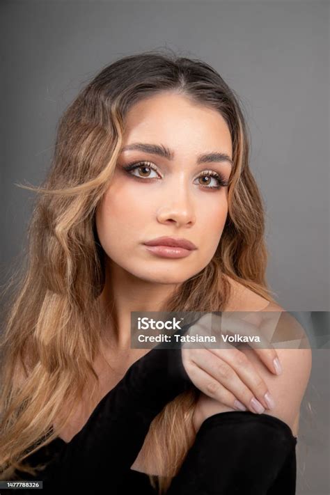 길고 깔끔한 머리와 전문적인 화장을 한 젊은 아름다운 모델의 얼굴 클로즈업 초상화 아름다움 건강한 생활방식에 대한 스톡 사진 및 기타 이미지 Istock