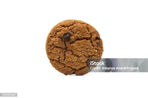 헤이즐넛 바삭바삭한 맛있는 달콤한 식사와 유용한 비스킷초콜릿 칩 쿠키 흰색 배경에 격리 홈메이드 페이스트리 0명에 대한 스톡 사진 및 기타 이미지 Istock