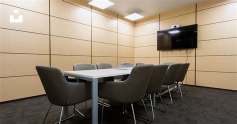 검은 색과 회색 의자와 테이블 사진 Unsplash의 무료 회의실 이미지