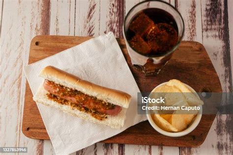 소다와 감자 칩이 있는 치미추리 소스를 곁들인 핫도그의 새 눈감 빠르고 정크 푸드 개념 0명에 대한 스톡 사진 및 기타 이미지 Istock