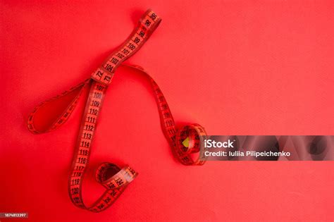 빨간 배경에 빨간 줄자 길이와 부피를 측정하기 위한 도구 의류 산업 또는 인체의 부피를 측정하기 위한 테이프 0명에 대한 스톡 사진 및 기타 이미지 Istock
