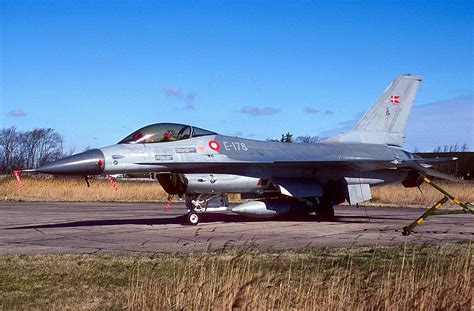 F The Ultimate F 16 F 35 And F 22 Reference