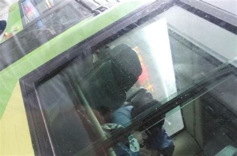 公交车上一对男女激情热吻 路人直呼辣眼睛