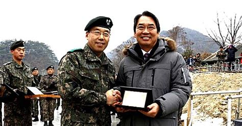 감사패 전달하는 조종설 육군 12사단장