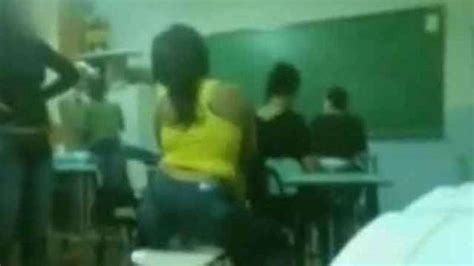 Aluna Faz Dança Erótica Para Professor Em Sala De Aula