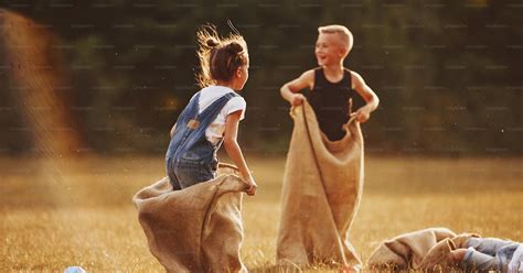 야외에서 자루 경주를 벌이고 있습니다 아이들은 화창한 낮에 재미있게 놀아요 사진 Unsplash의 가방 이미지