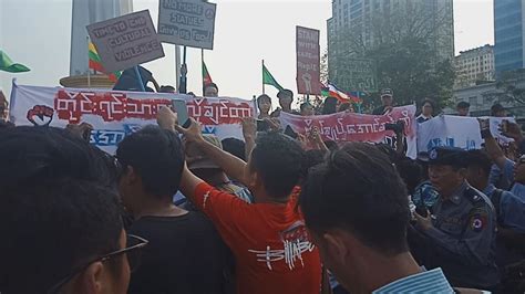 Dvb ဗုိလ္ခ်ဳပ္ေၾကး႐ုပ္ကန္႔ကြက္သည့္ ကရင္နီလူငယ္မ်ားကို ရန္ကုန္တြင္ ေထာက္ခံဆႏၵျပ